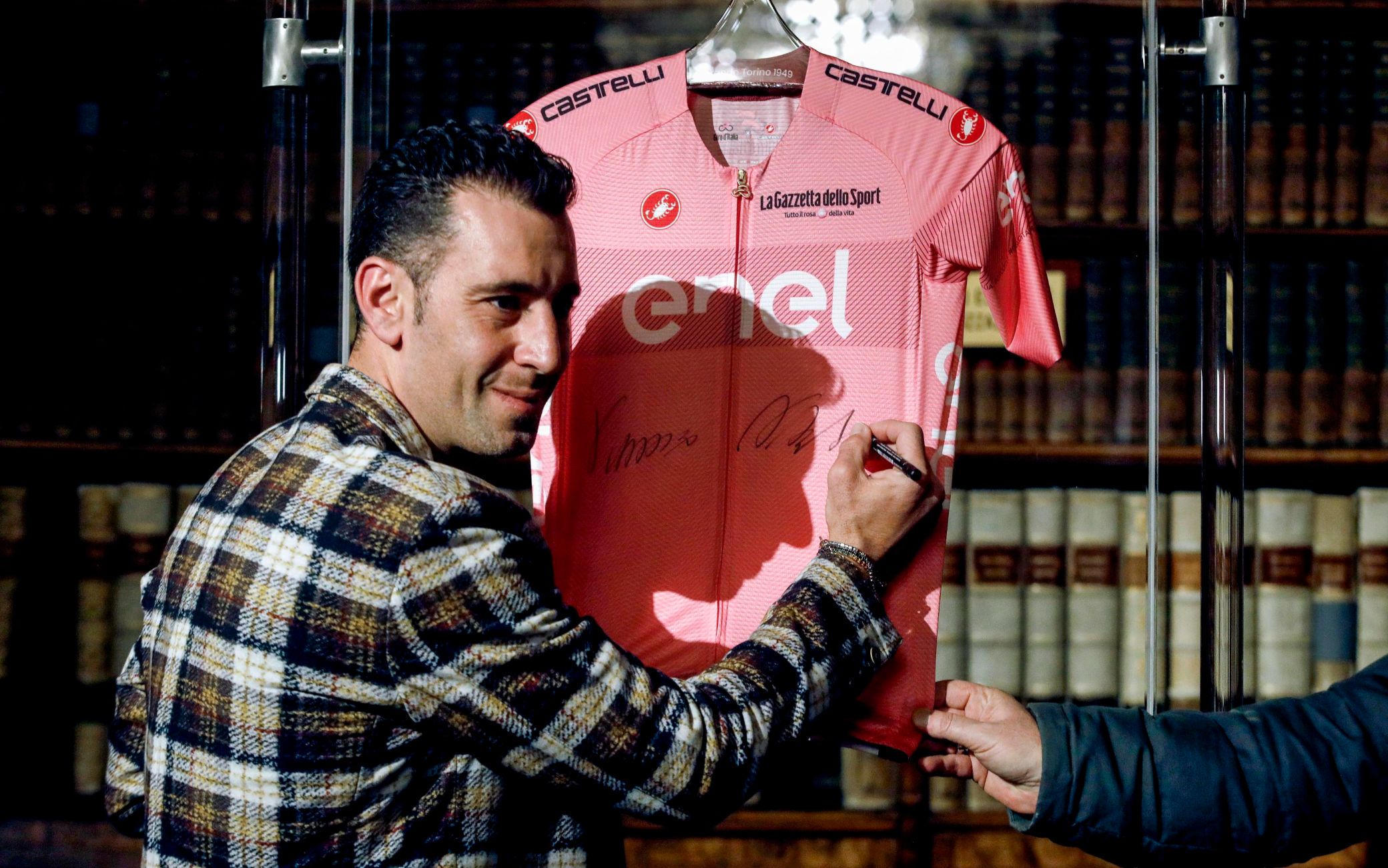 Giro d'Italia 2024, le foto della maglia Rosa con omaggio al Grande ...