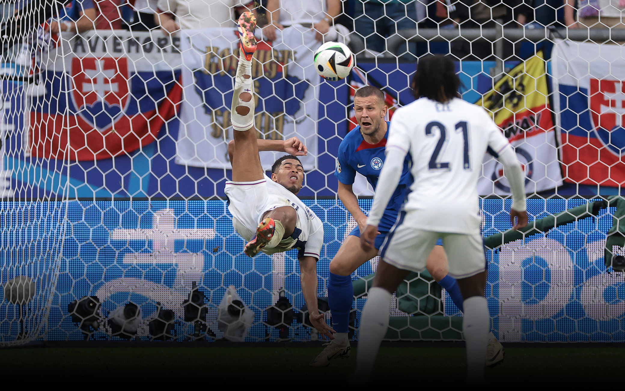 Bellingham, il gol in rovesciata al 95' di Inghilterra-Slovacchia ...