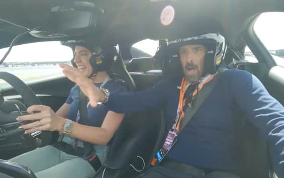 Vicky Piria e Davide Camicioli, giro di pista a Silverstone. Video ...