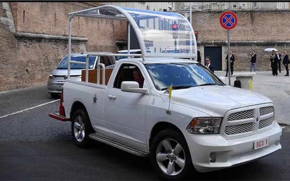 Funerali Papa, la papamobile costruita su un pick-up usato. FOTO | Sky TG24