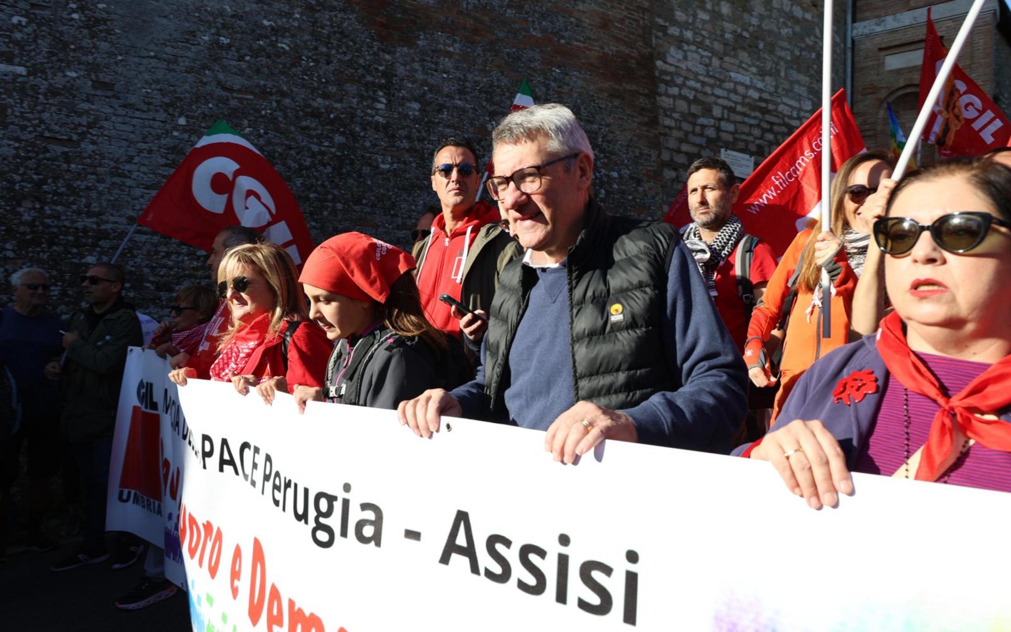 Marcia per la pace Perugia-Assisi 2025, presenti decine di migliaia di persone | Sky TG24