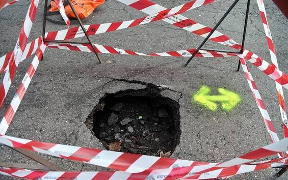Buca in strada a Milano, via Inganni chiusa al traffico. FOTO | Sky TG24