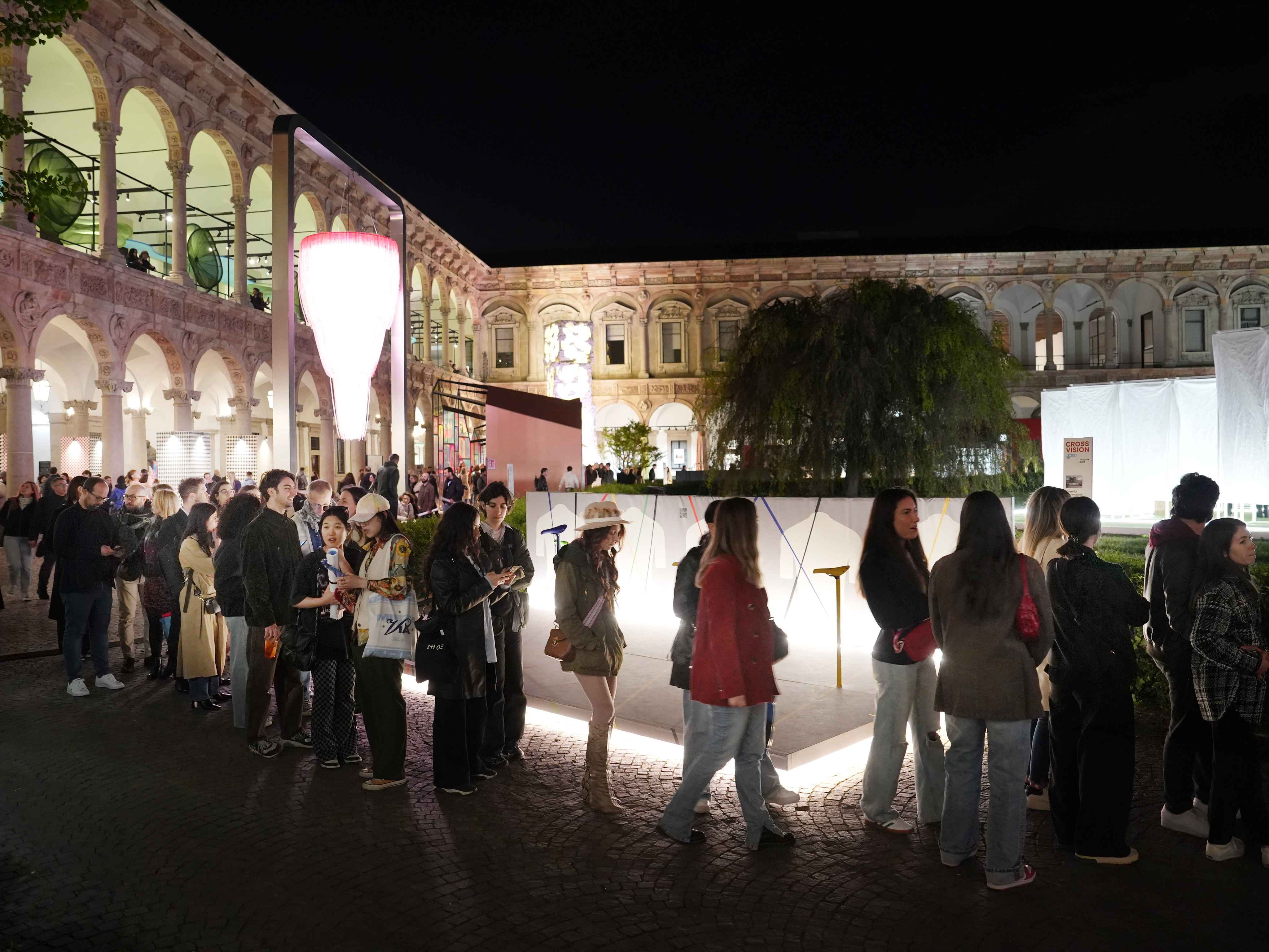 Fuorisalone 2024, le 10 installazioni da non perdere di notte alla Milano Design Week | Sky TG24