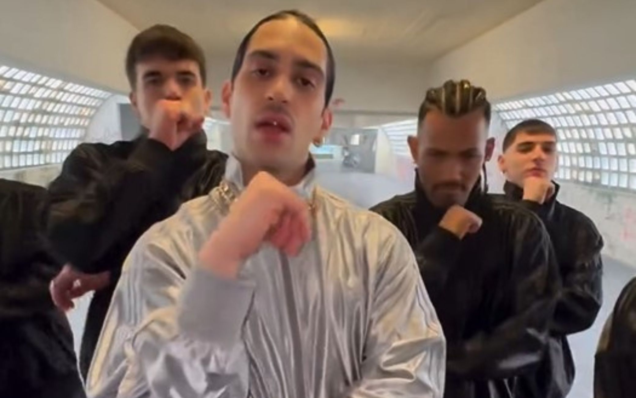 Tuta Gold, il tutorial del balletto di Mahmood, passo dopo passo. FOTO ...