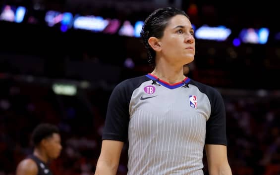 NBA, Che Flores primo arbitro trans non binario della storia | Sky Sport