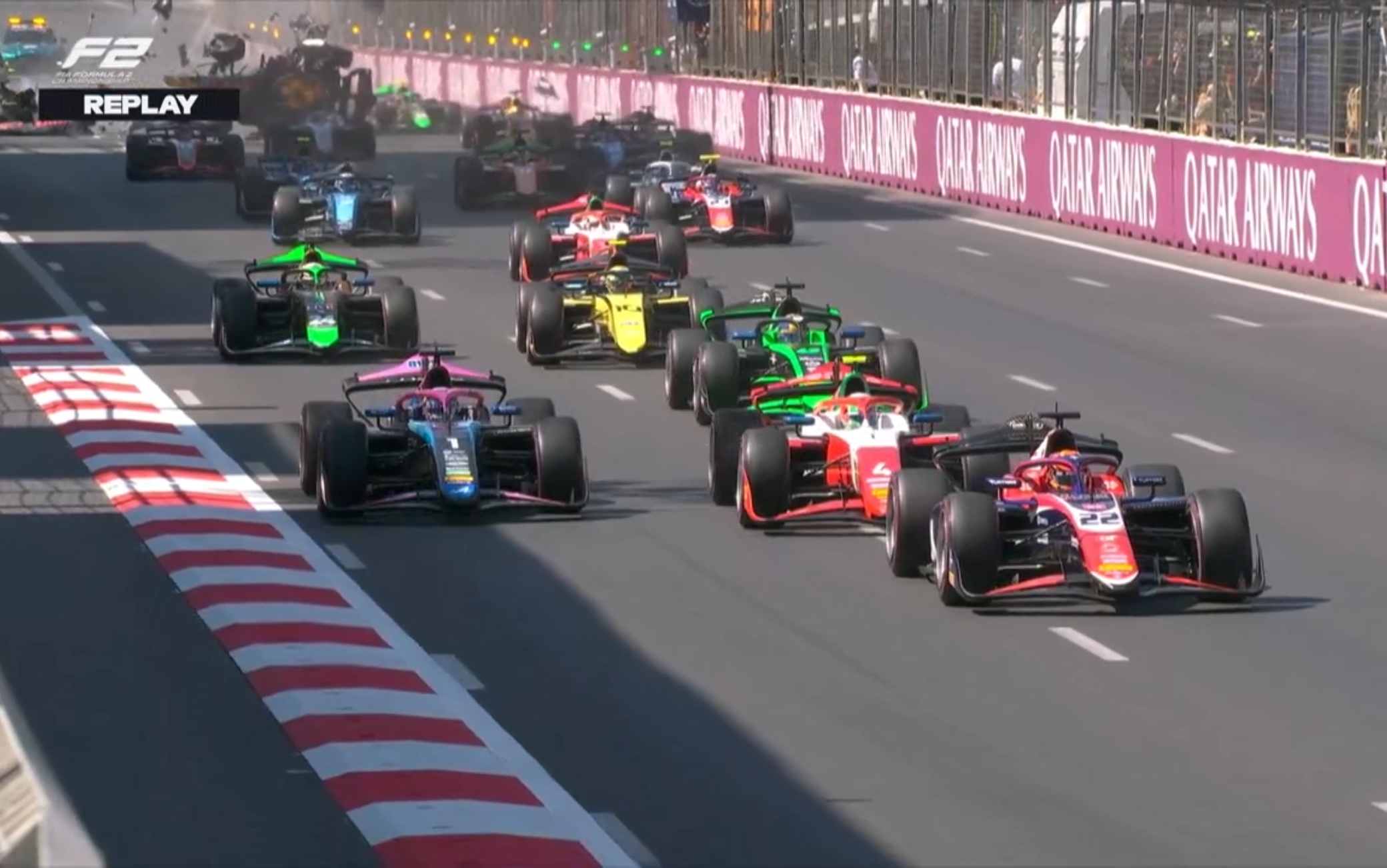 F2, maxi incidente nelle Feature Race di Formula 2: piloti ok, macchine ...