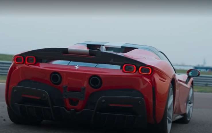 Ferrari, Sinner a Maranello: dalla visita in fabbrica alle prove in ...