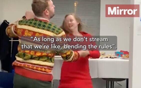 Boris Johnson, nuovo video del Partygate: lo staff Tories balla e ride ...