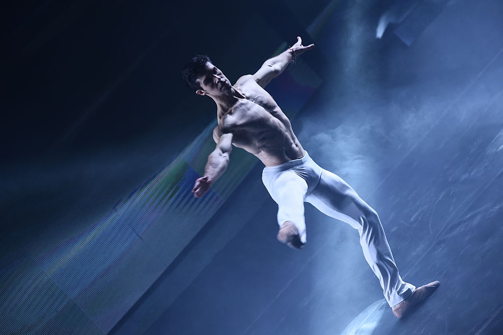 Sanremo 2024, Roberto Bolle danza Bolero alla finale. VIDEO | Sky TG24