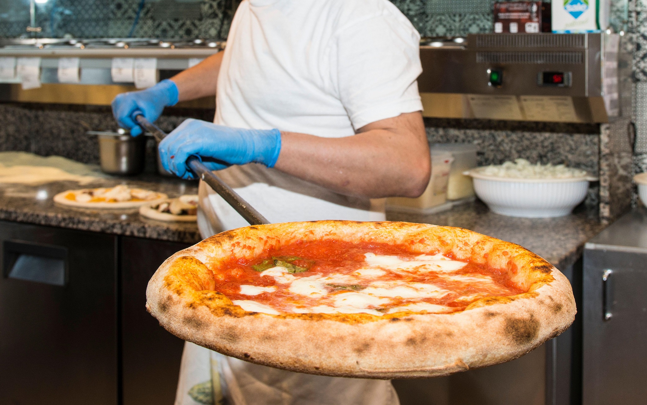 Quanto costa mangiare una pizza fuori oggi? La classifica delle città ...