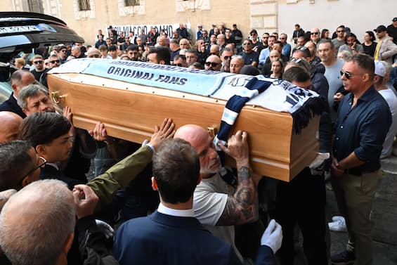 Adamo Dionisi, ai funerali dell'attore di Suburra a Roma tanti colleghi ...