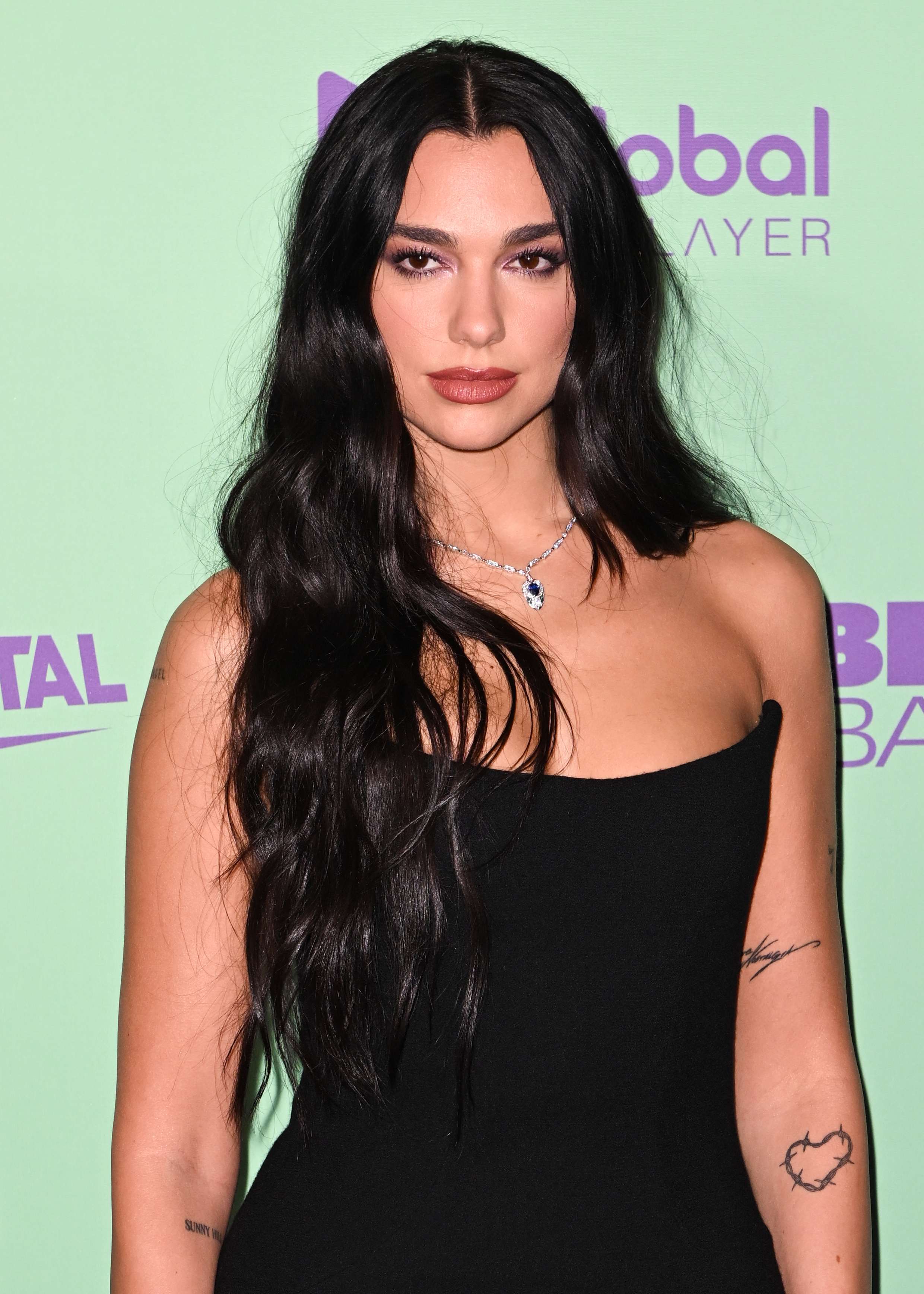 Dua Lipa posa per la cover di Rolling Stone