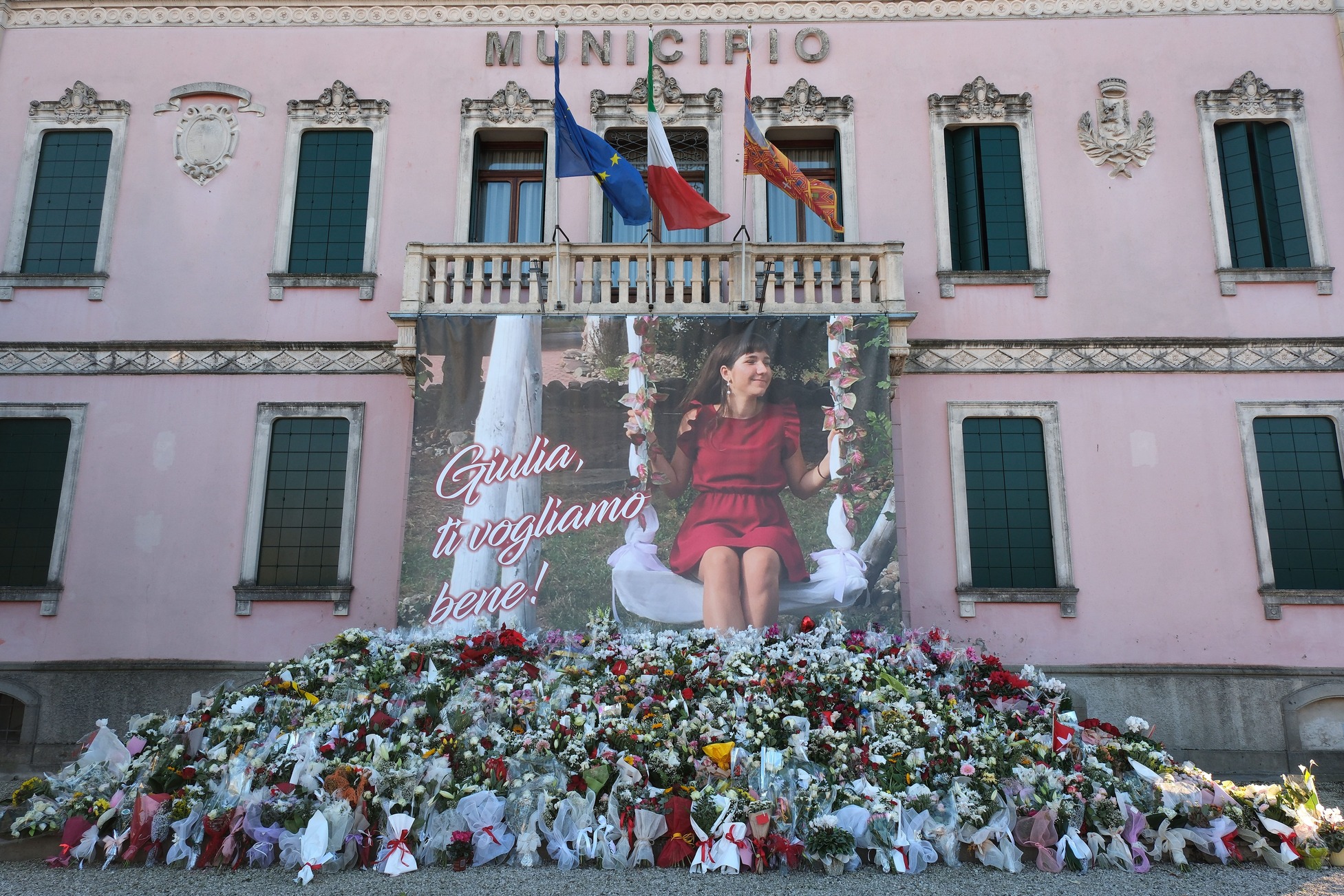 Giulia Cecchettin, murale a Vigonovo: 'Non smettere di dipingere il ...