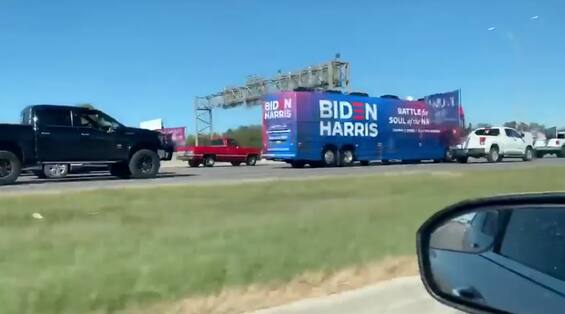 Elezioni Usa 2020, bus di Biden accerchiato dai sostenitori di Trump in ...