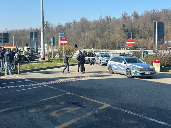 Ivrea, poliziotti feriti a martellate: agente spara ad aggressore | Sky ...
