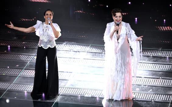 Sanremo 2025, la cantante israeliana Noa e la palestinese Mira Awad cantano Imagine. VIDEO | Sky ...