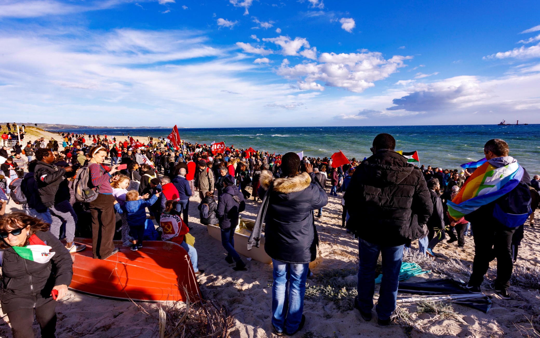 Naufragio Cutro, le ultime immagini del barcone: il video di Frontex in ...