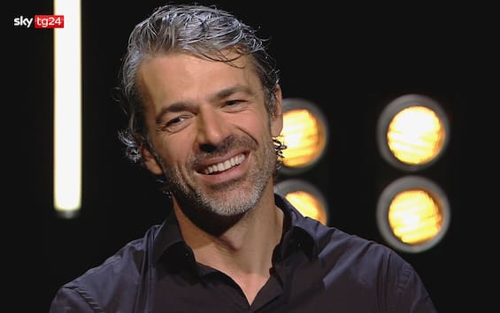 Stories, Luca Argentero ospite di Sky Tg24 il 15 novembre. Il video ...