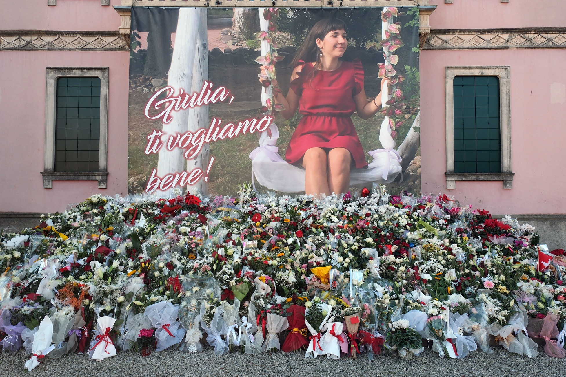 Giulia Cecchettin, murale a Vigonovo: 'Non smettere di dipingere il ...