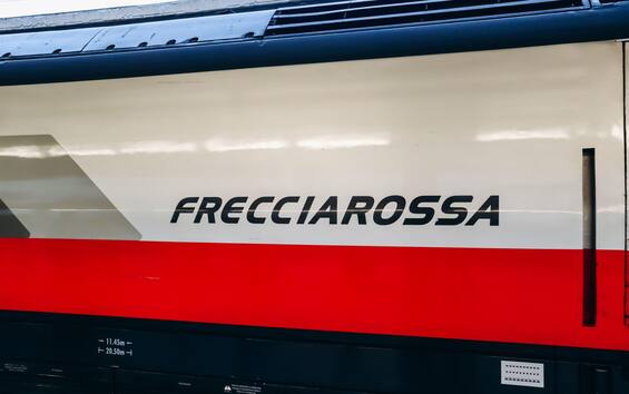 Frecciarossa fermo per ore sotto il sole per guasto alle porte di Roma ...