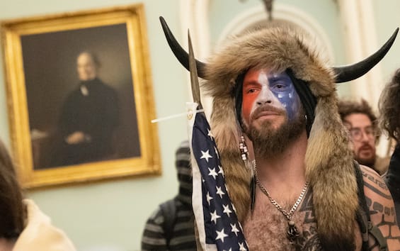 Chi è Jake Angeli, lo Sciamano QAnon che ha guidato l'assalto al ...