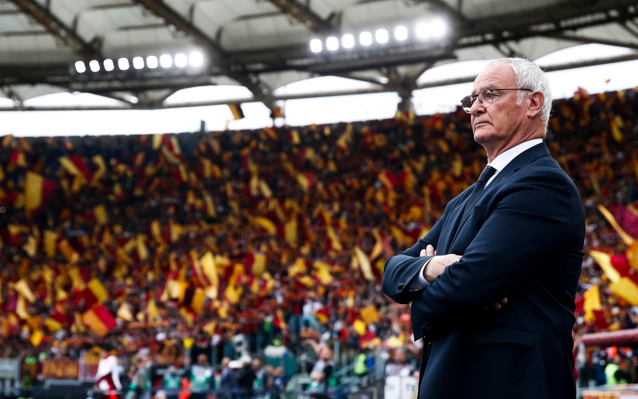 Roma-Fiorentina, l'abbraccio a Bove dell'Olimpico: cori, lacrime e ...