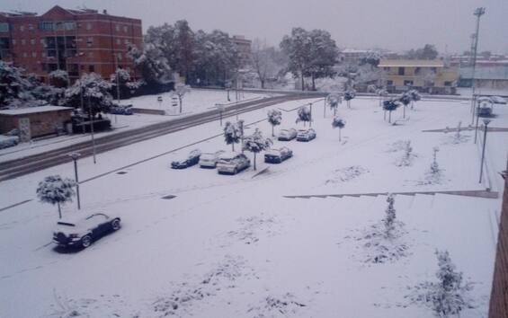 Neve sull'Italia, le foto inviate a Sky TG24. E a Roma c'è chi scia ...