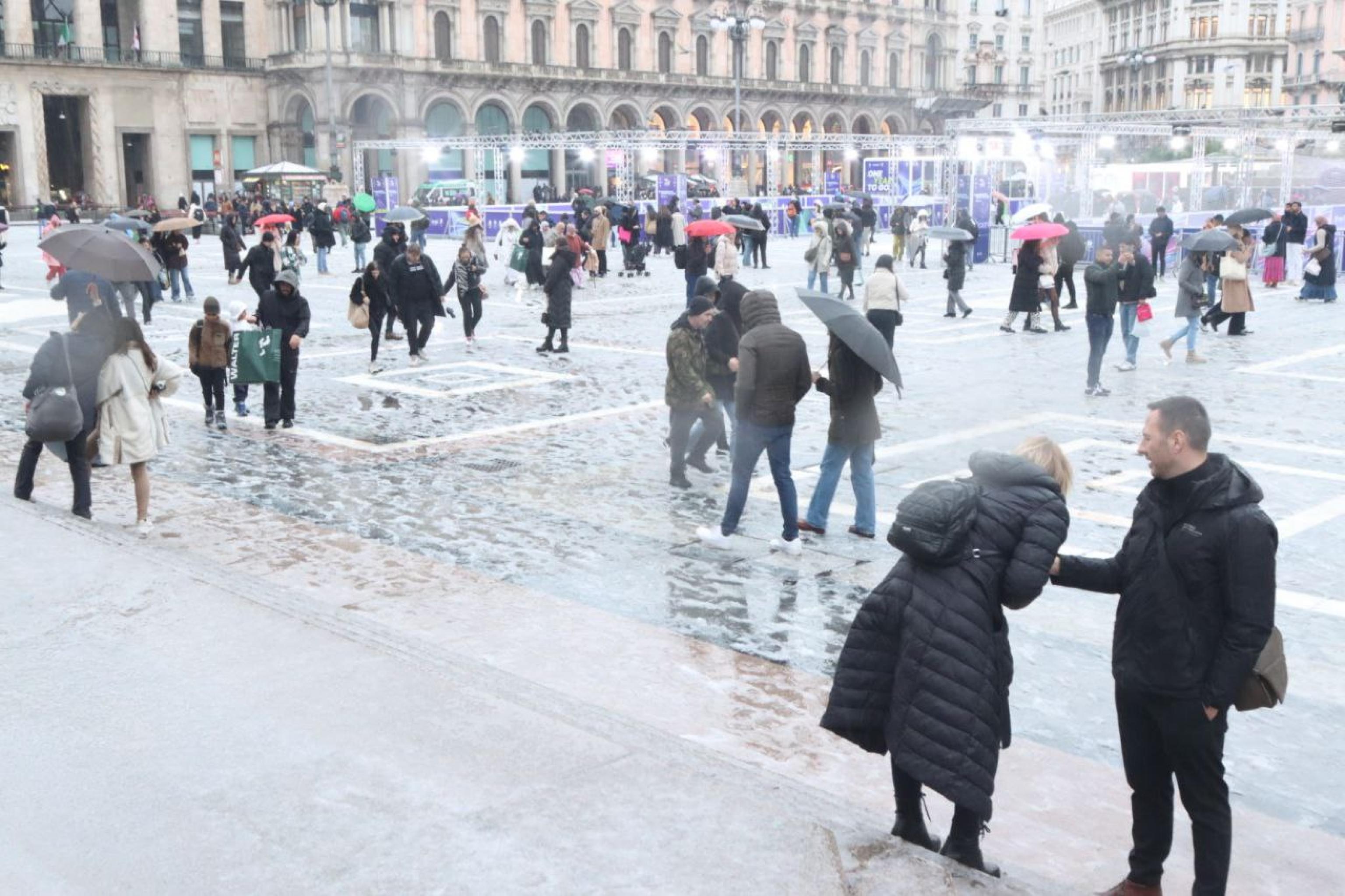 Grandinata su Milano, piazza del Duomo imbiancata. FOTO | Sky TG24