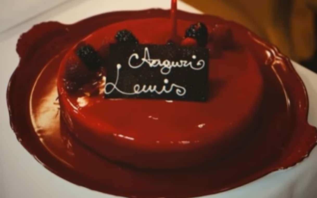 Ferrari, Hamilton compie 40 anni: la festa con torta rossa e candelina ...