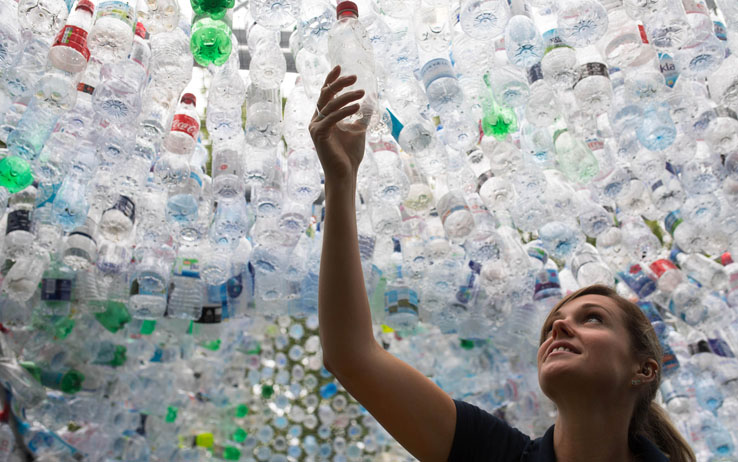 A Londra un'opera d'arte fatta con 15mila bottiglie di plastica. FOTO ...