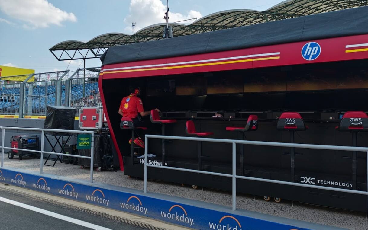 F1, Bryan Bozzi (ingegnere Leclerc) già al muretto Ferrari nel giovedì del GP Ungheria. Foto ...