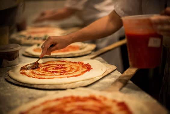 Quali sono le migliori pizzerie in Italia nel 2024, classifica di 50 Top Pizza | Sky TG24