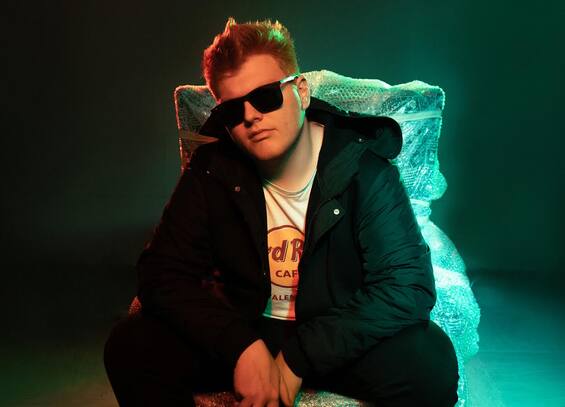 Redge presenta l'album Sfoghi Momentanei con una playlist molto Rock