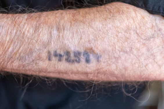Giorno della memoria, tanti nipoti si tatuano il numero di Auschwitz ...