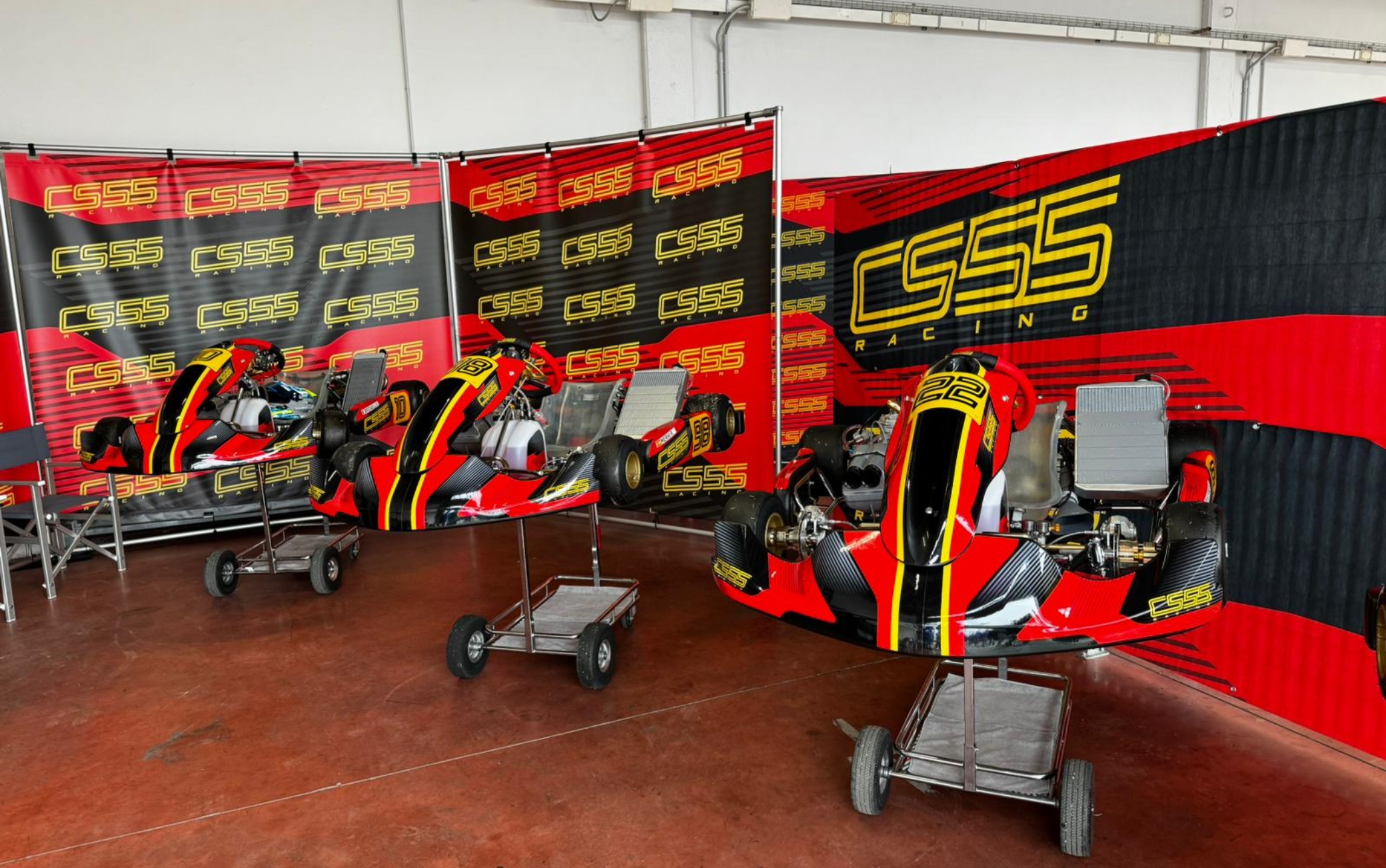 Carlos Sainz, il pilota della Ferrari presenta il suo nuovo kart con ...