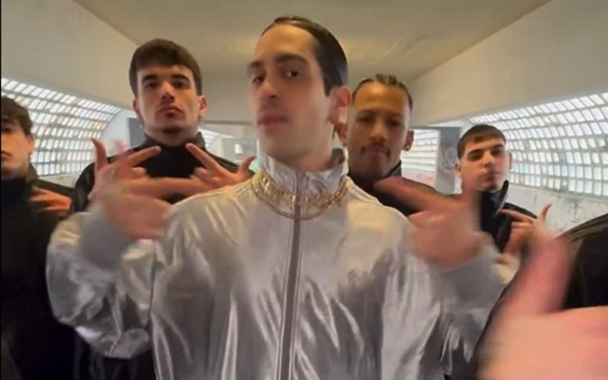 Tuta Gold, il tutorial del balletto di Mahmood, passo dopo passo. FOTO ...