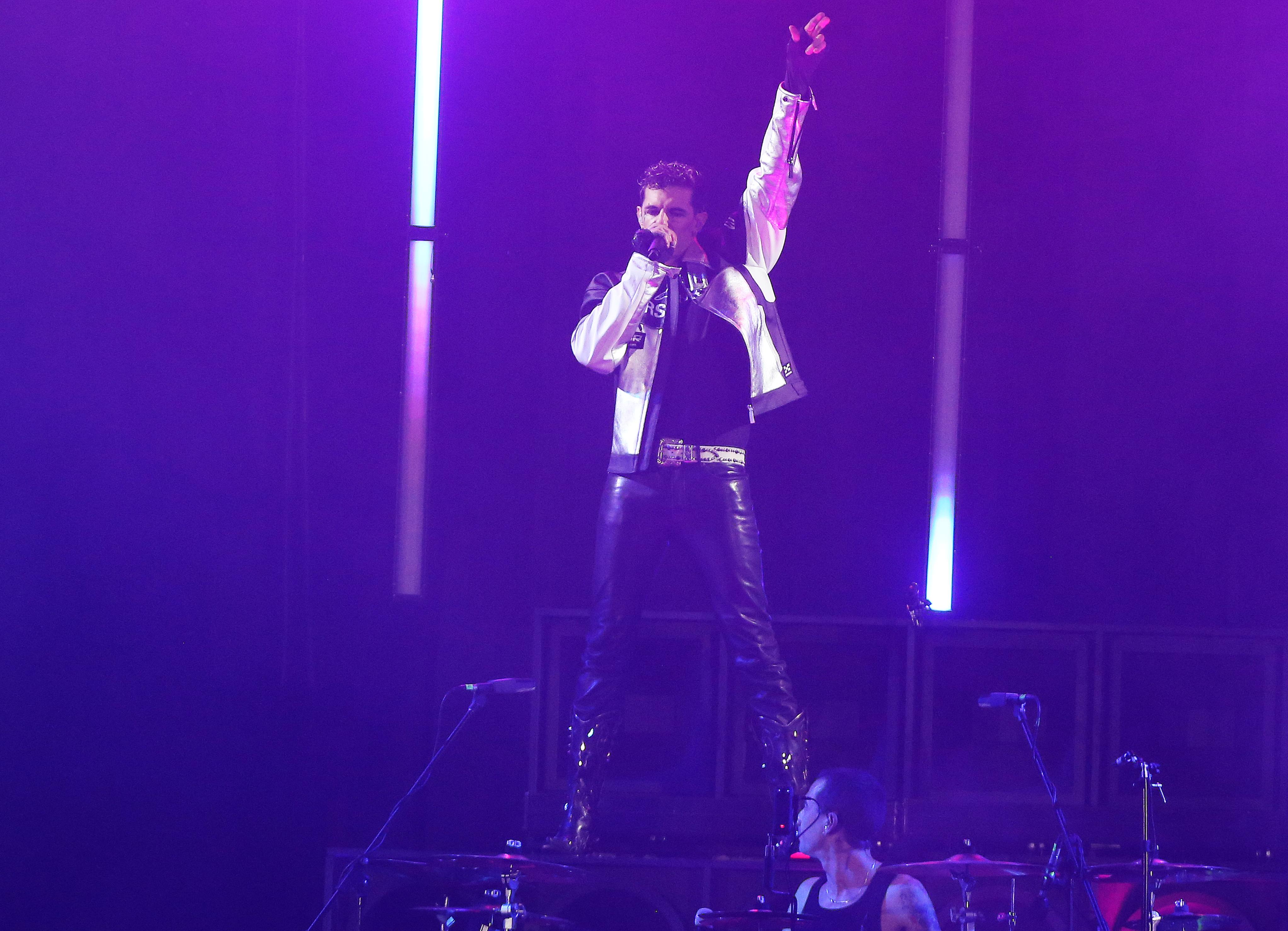 Achille Lauro intona 'La canzone del sole' con i fan a Sanremo | Sky TG24