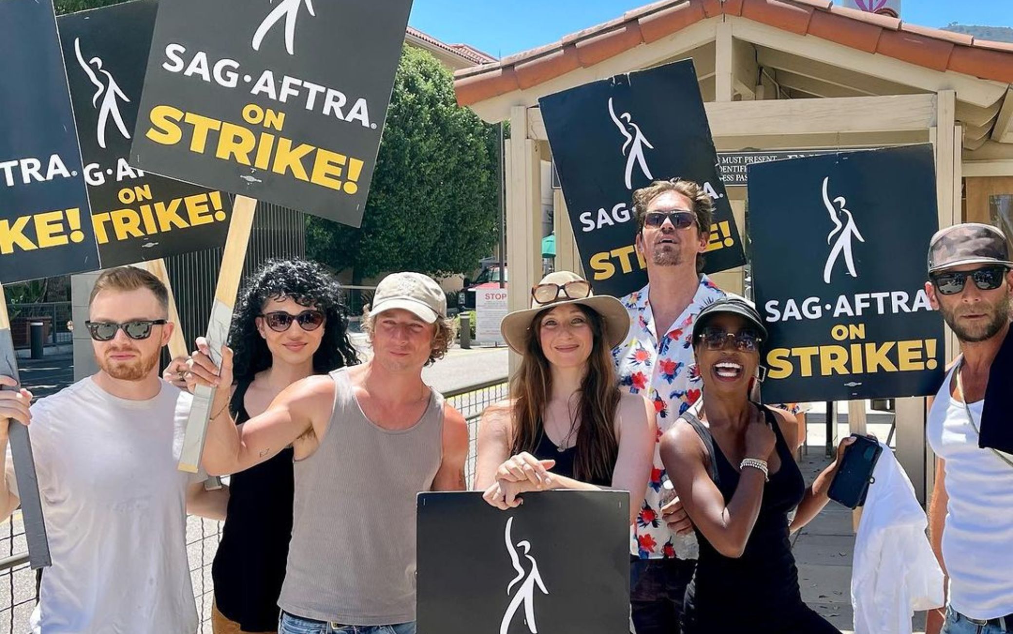 Shameless, la reunion del cast per partecipare allo sciopero | Sky Tg 24