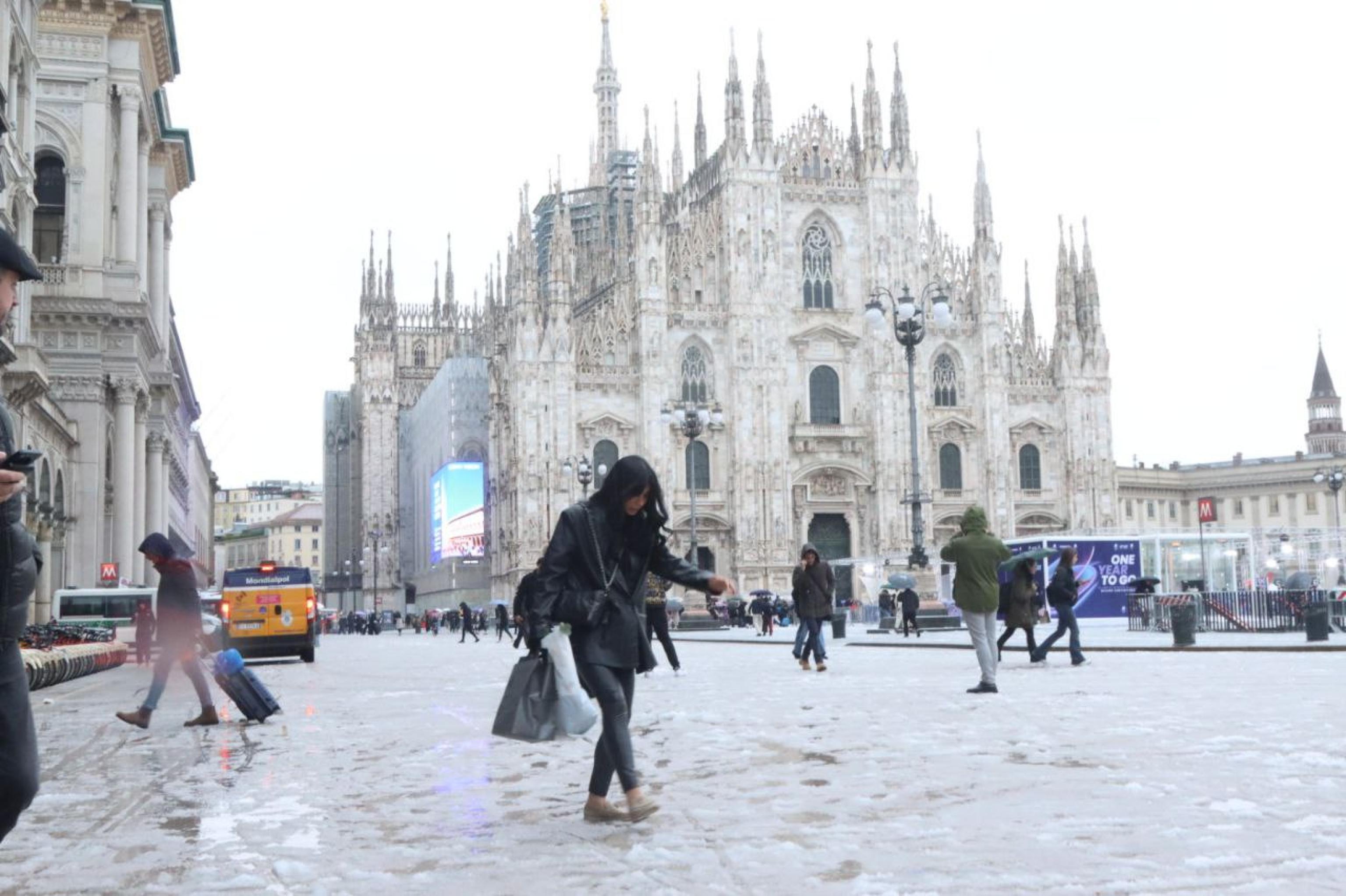 Grandinata su Milano, piazza del Duomo imbiancata. FOTO | Sky TG24