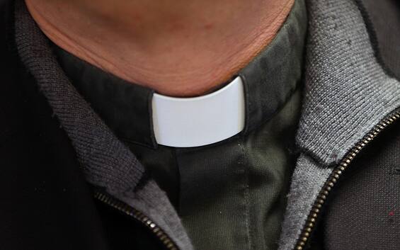 Francia, moglie tradisce il marito col prete che ha celebrato il loro ...