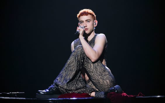 Olly Alexander debutta come solista rappresentando il Regno Unito all ...