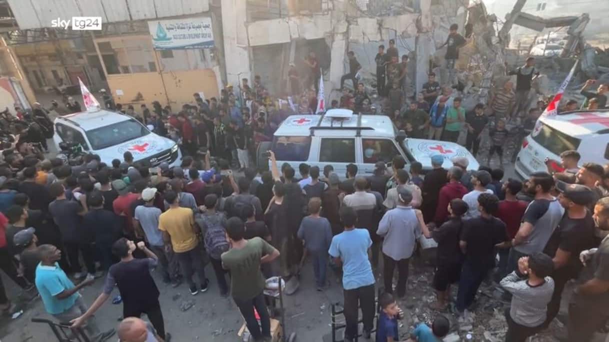 Gaza, auto della Croce Rossa trasportano ostaggi dal luogo del rilascio ...