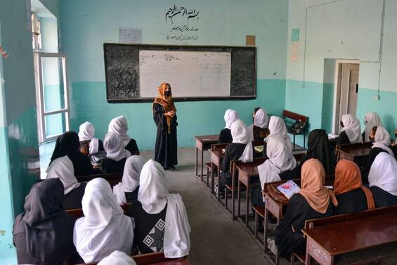 Afghanistan, i talebani richiudono le scuole secondarie femminili | Sky ...