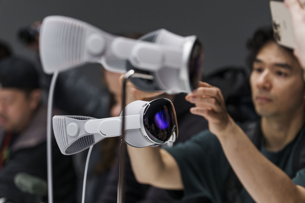 Apple Vision Pro, come funziona e quanto costa il nuovo visore VR per ...