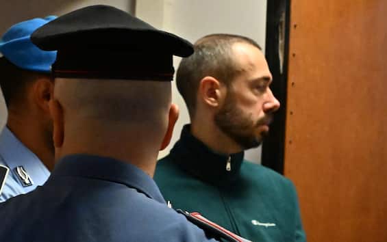 Alberto Scagni picchiato dai compagni di cella: è in carcere per ...