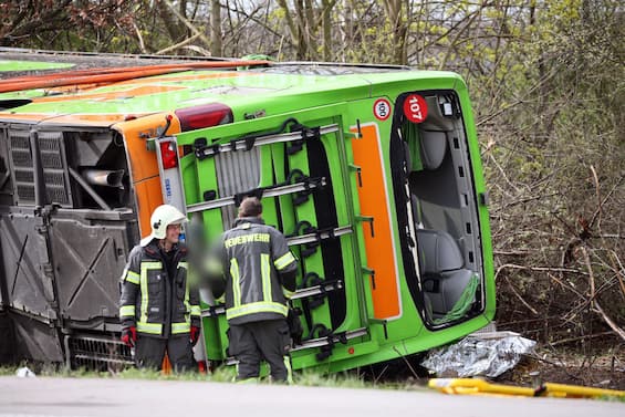 Incidente pullman Flixbus in Germania: 5 morti vicino a Lipsia | Sky TG24