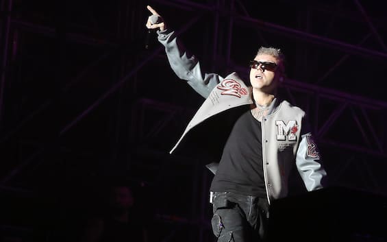Lazza annuncia il nuovo album Locura in uscita il 20 settembre | Sky TG24