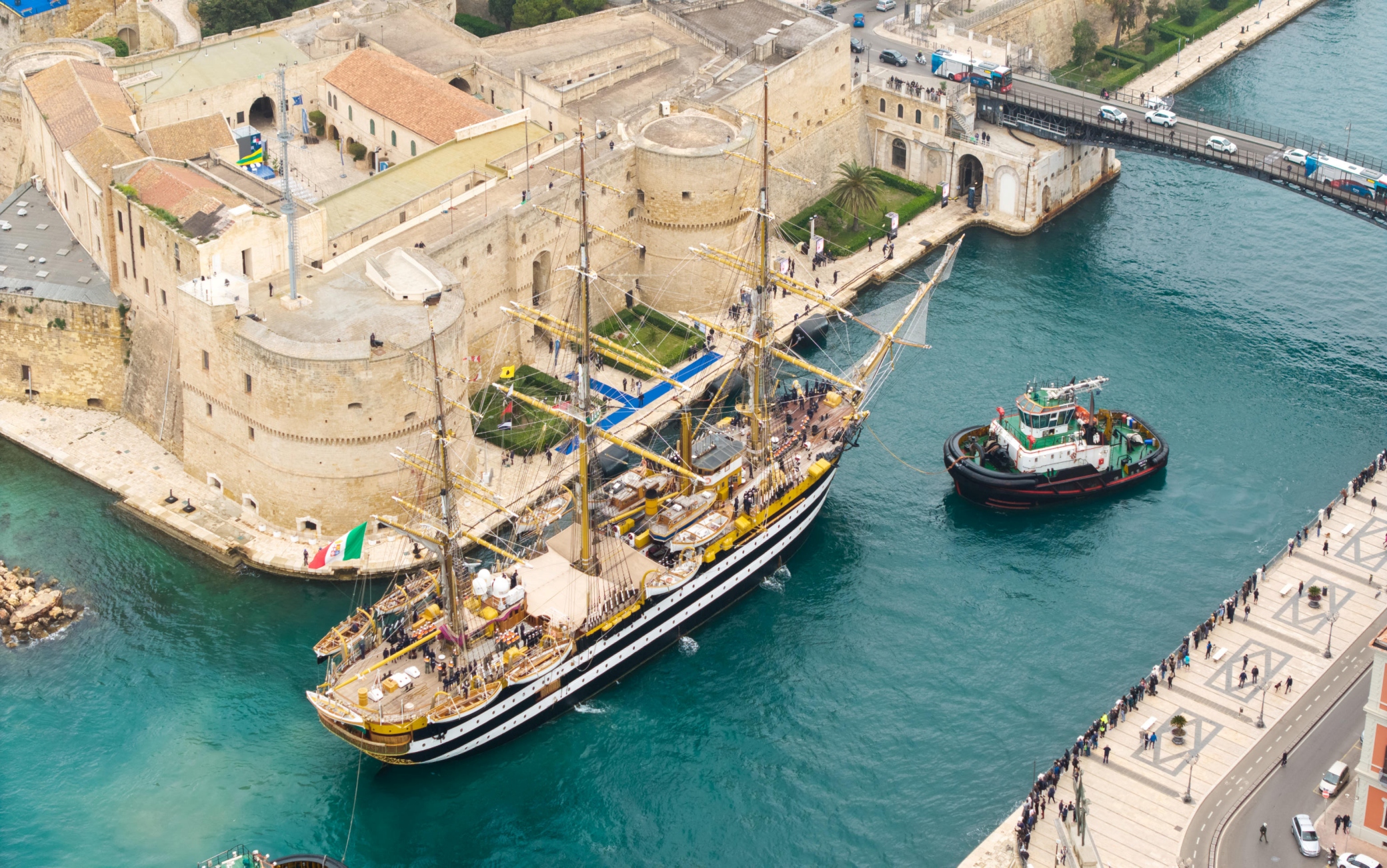 Amerigo Vespucci, la nave arrivata a Taranto. FOTO | Sky TG24