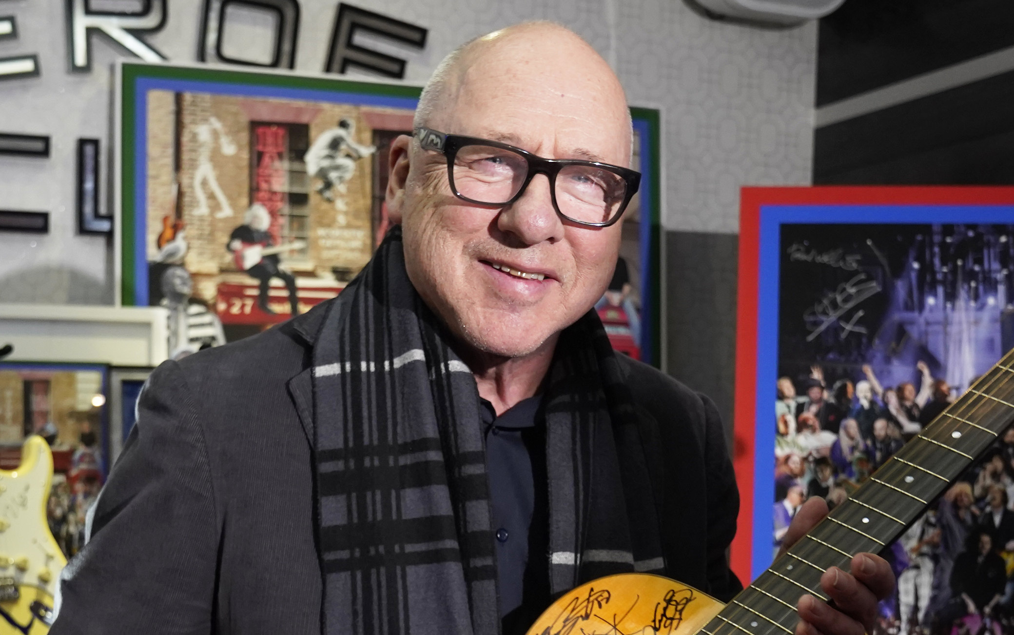 Mark Knopfler compie 75 anni, la sua carriera dai Dire Straits ai ...