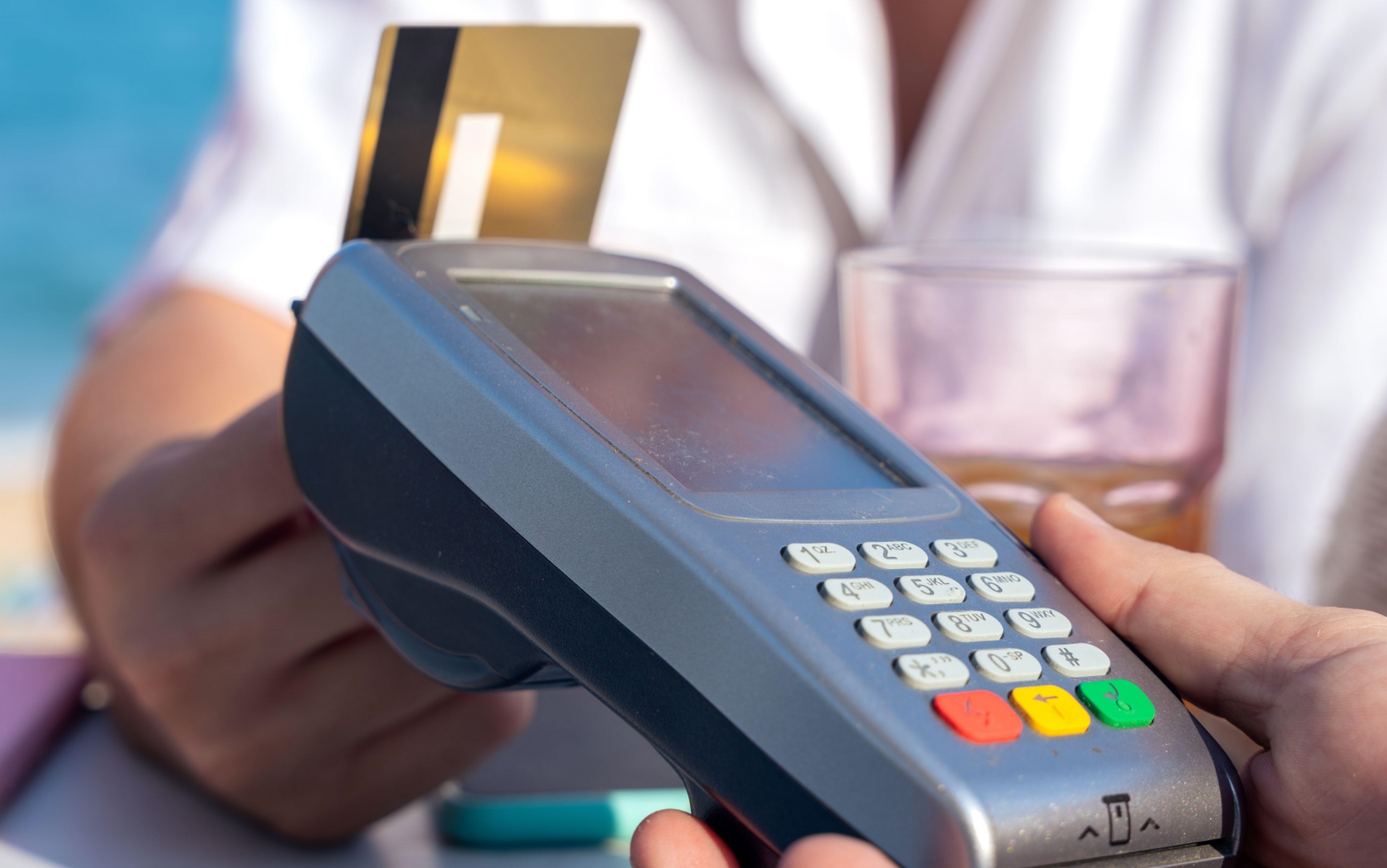 Bancomat, addio agli Atm: ecco come preleveremo i contanti in futuro ...